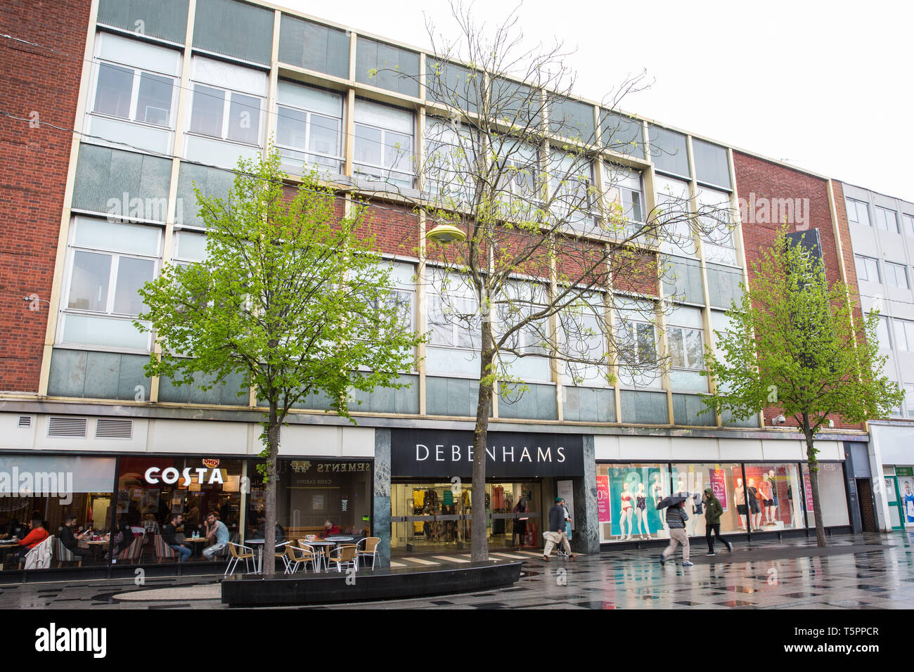 Slough berkshire 2019 high street hi-res stock photography and images ...