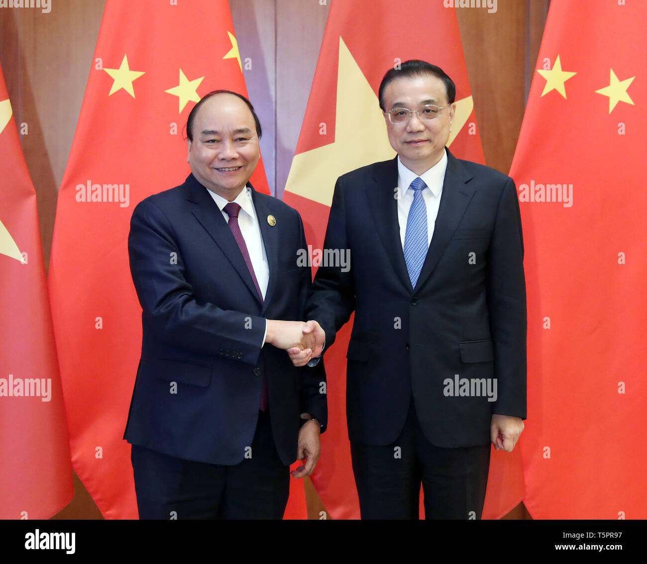 Beijing, China. 26th Apr, 2019. Chinese Premier Li Keqiang (R) meets ...
