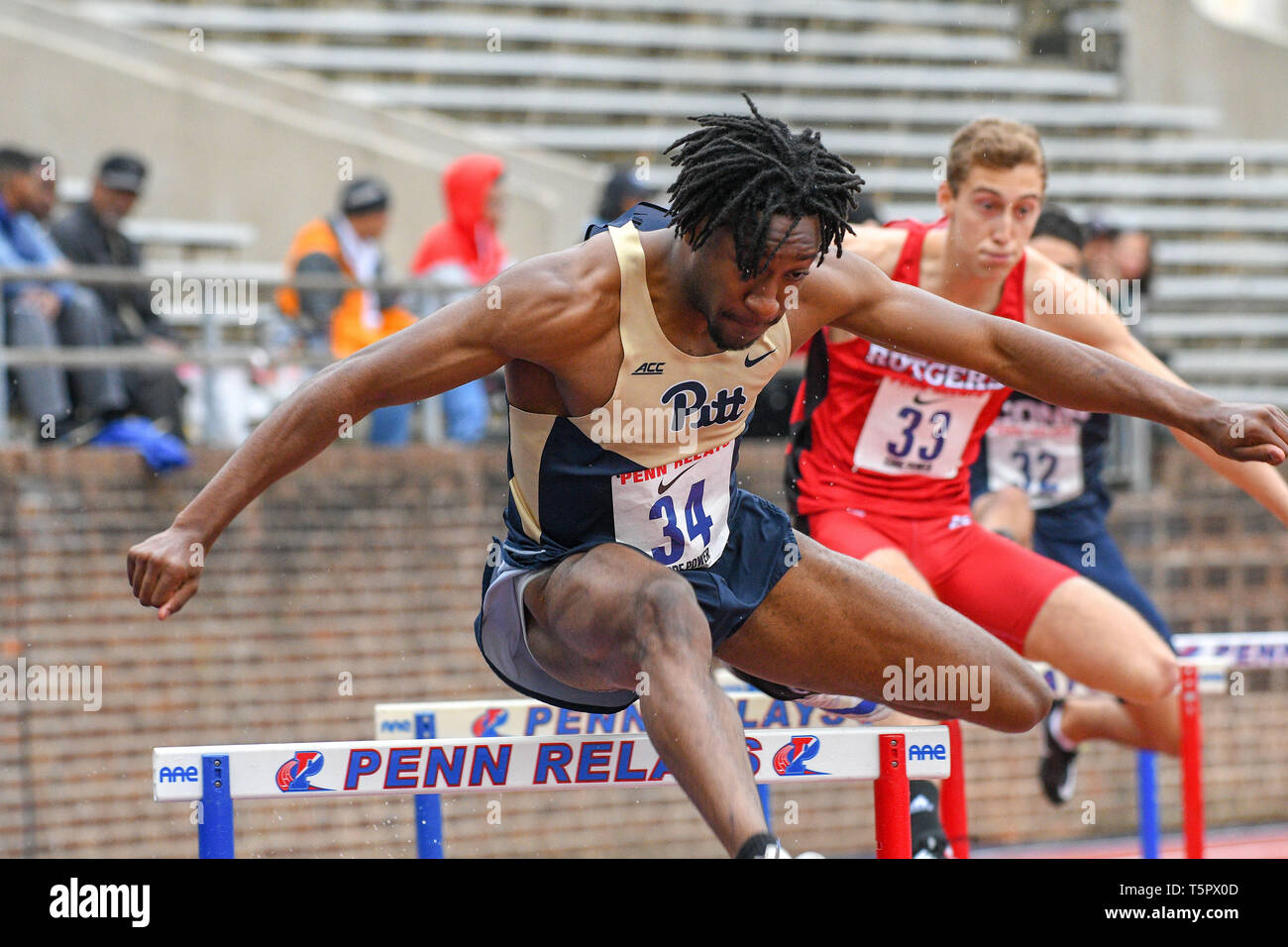 Competing in the mens 400m hurdles hi-res stock photography and images ...