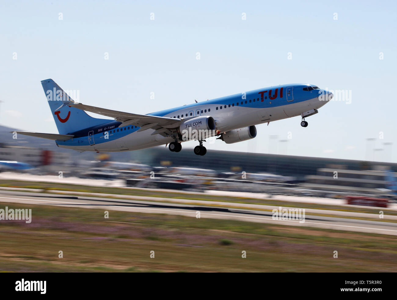 Tui plane takes off hi-res stock photography and images - Alamy