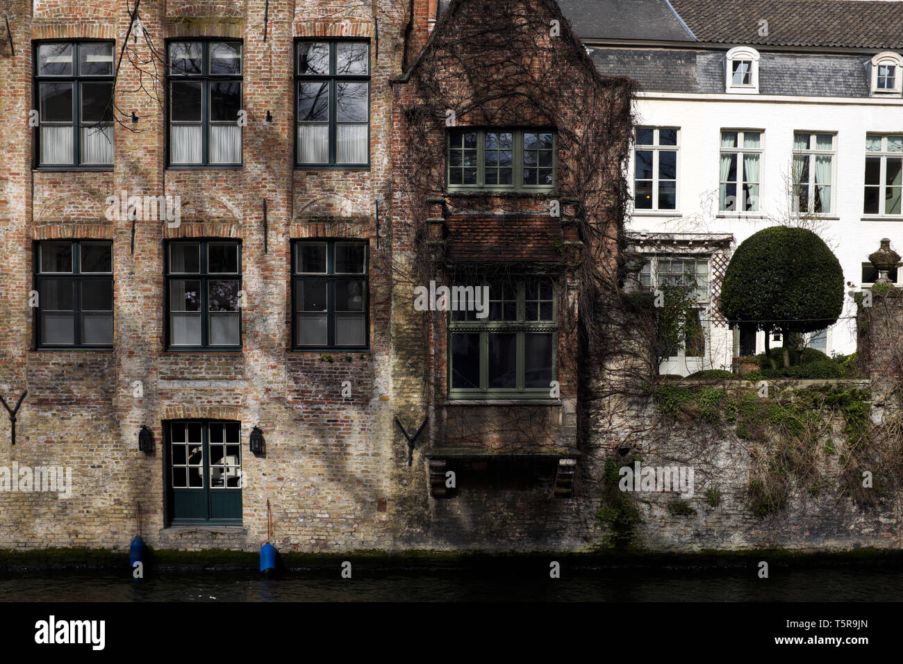 Bruges canalside buildings hi-res stock photography and images - Alamy