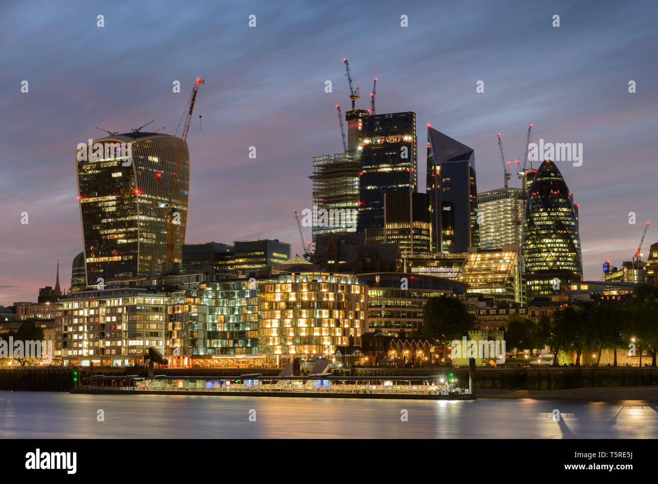 London city night buildings hi-res stock photography and images - Alamy