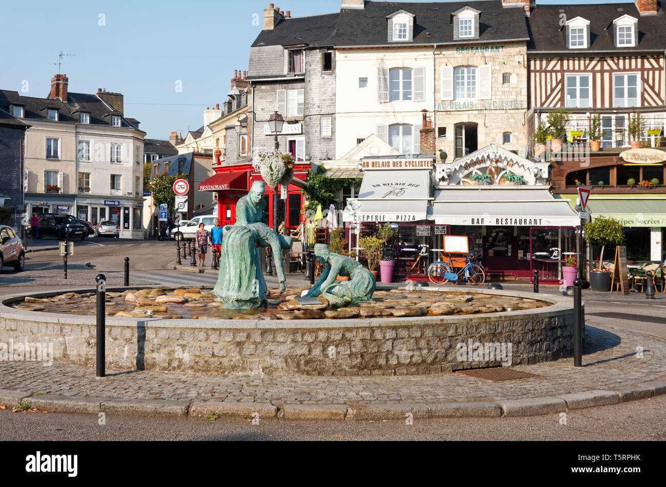 fountain, 3 figures, round about, old buildings, shops, restaurants ...