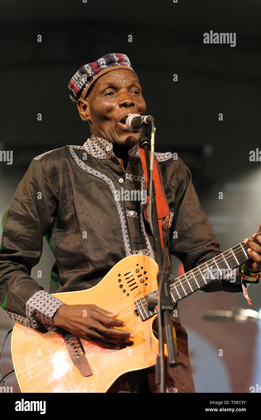 Oliver mtukudzi singer hi-res stock photography and images - Alamy