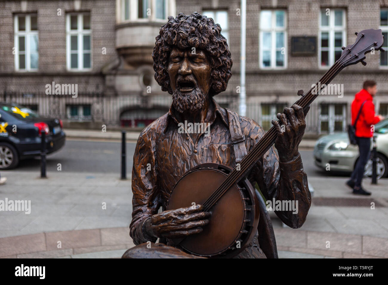 Dublin, Ireland – March 2019 Statue of Dublin-born singer Luke Kelly in ...
