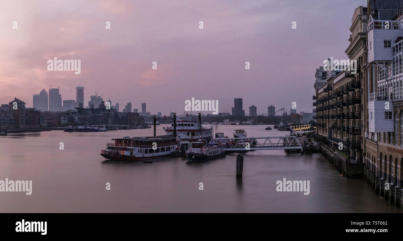 Riverside promenade thames hi-res stock photography and images - Alamy