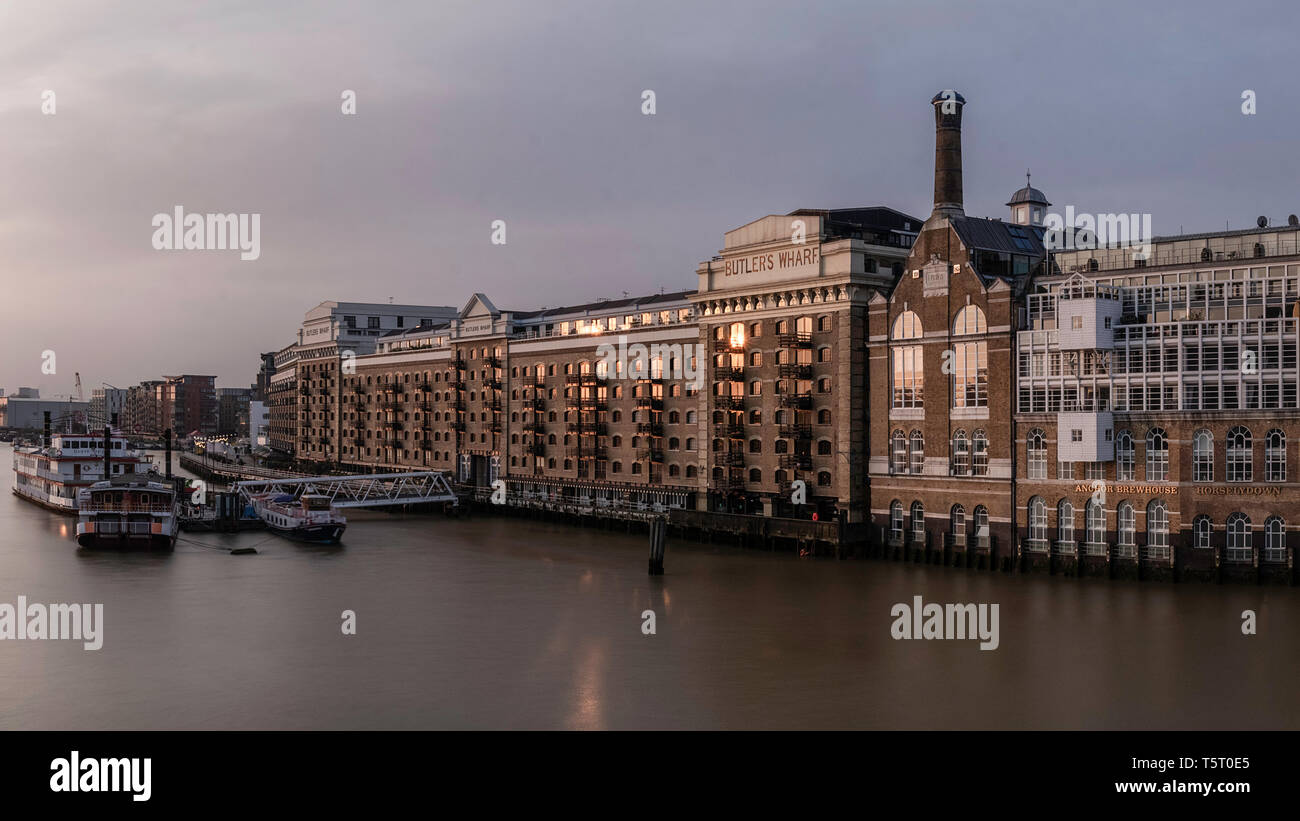 Riverside promenade thames hi-res stock photography and images - Alamy