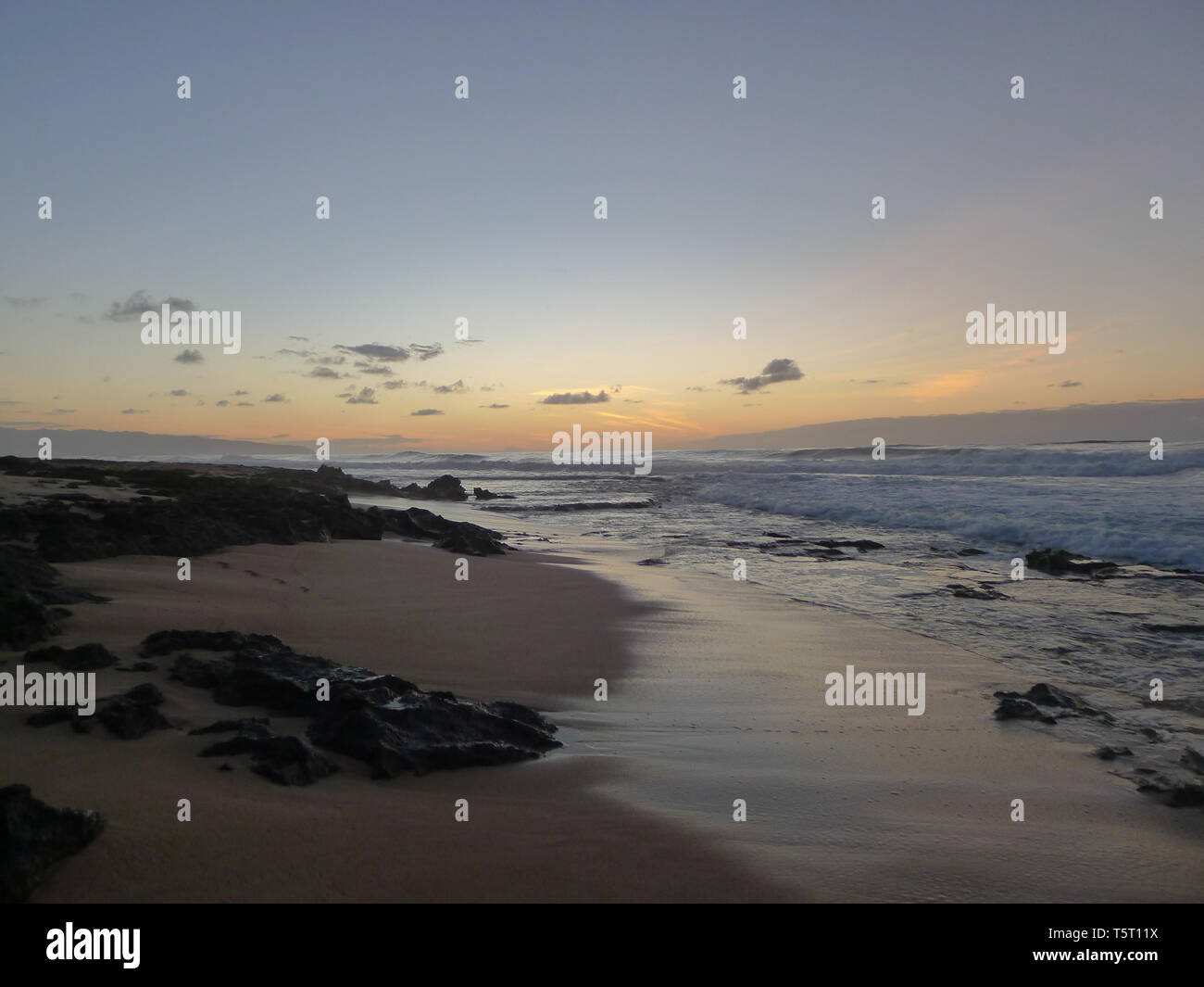 Surfing the north shore of oahu hi-res stock photography and images - Alamy