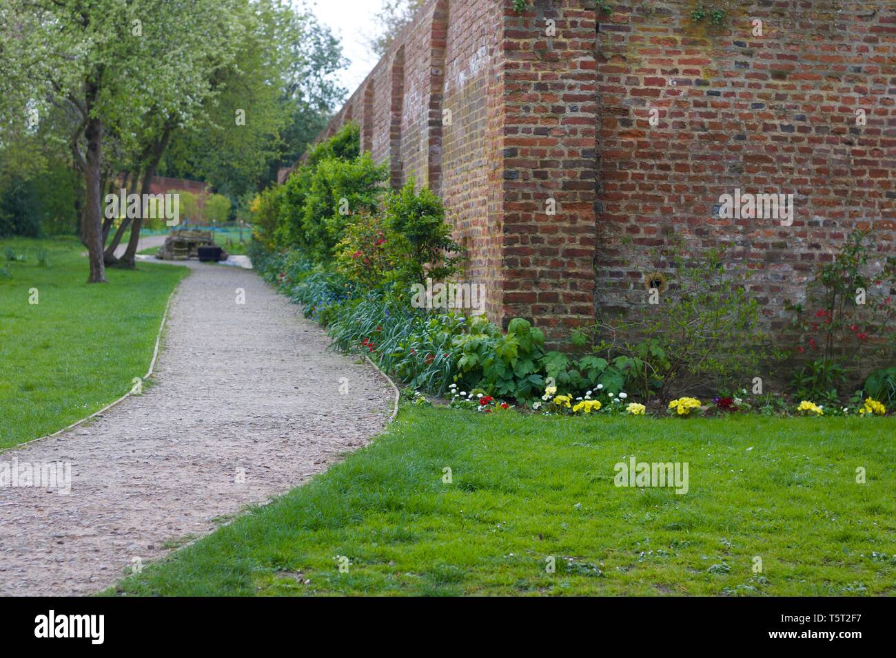 Brick gravel path hi-res stock photography and images - Alamy