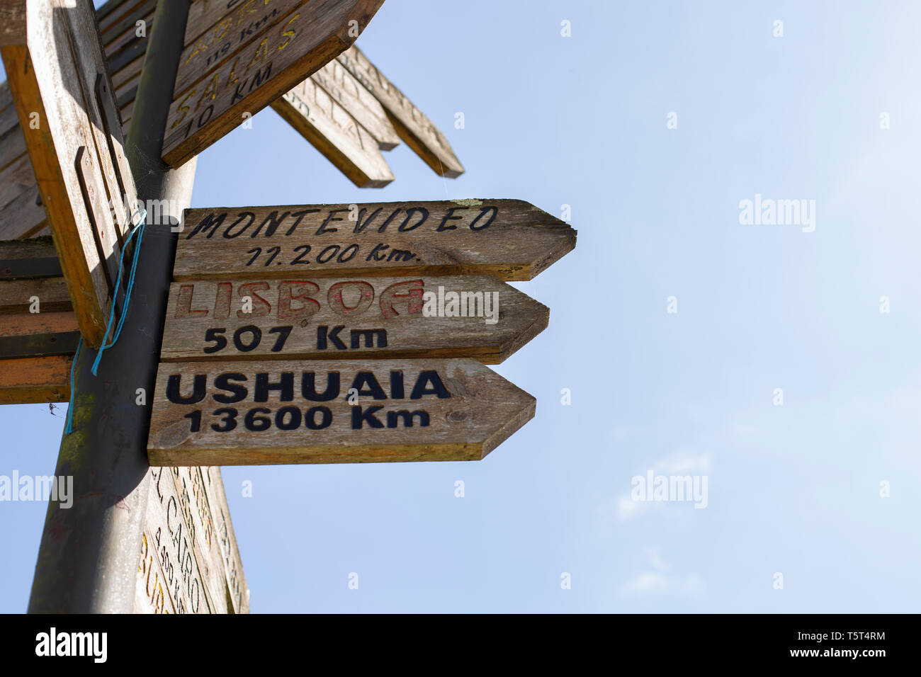 Wooden track pointer on the road Stock Photo - Alamy