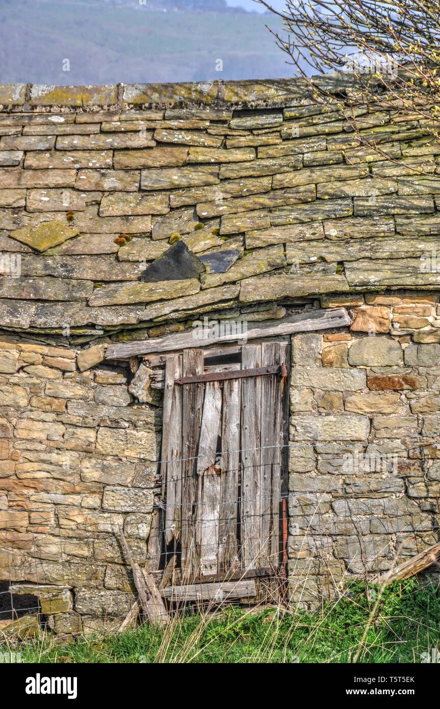 Barn in Peak District, Derbyshire, near Baslow Stock Photo - Alamy