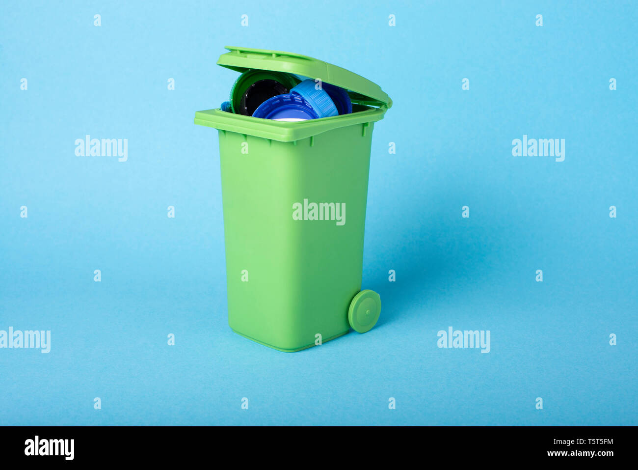 Blue Dustbin Stock Photos & Blue Dustbin Stock Images - Alamy