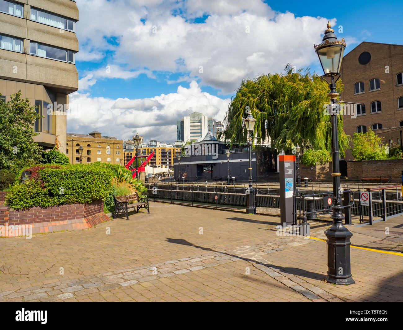 Thames docks historical hi-res stock photography and images - Alamy