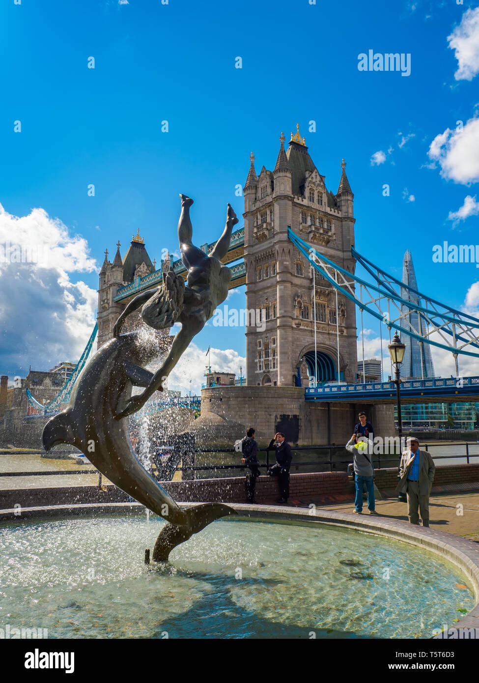Statue in fountain tower bridge hi-res stock photography and images - Alamy