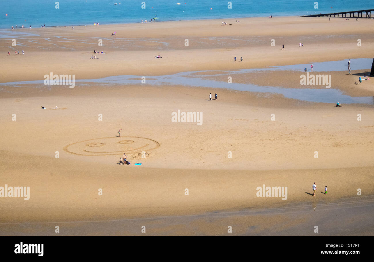 Smiley face in sand hi-res stock photography and images - Alamy