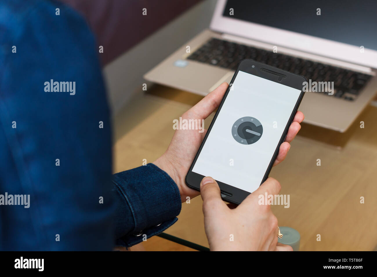 SAN FRANCISCO, US - 22 April 2019: Close up to female hands holding ...