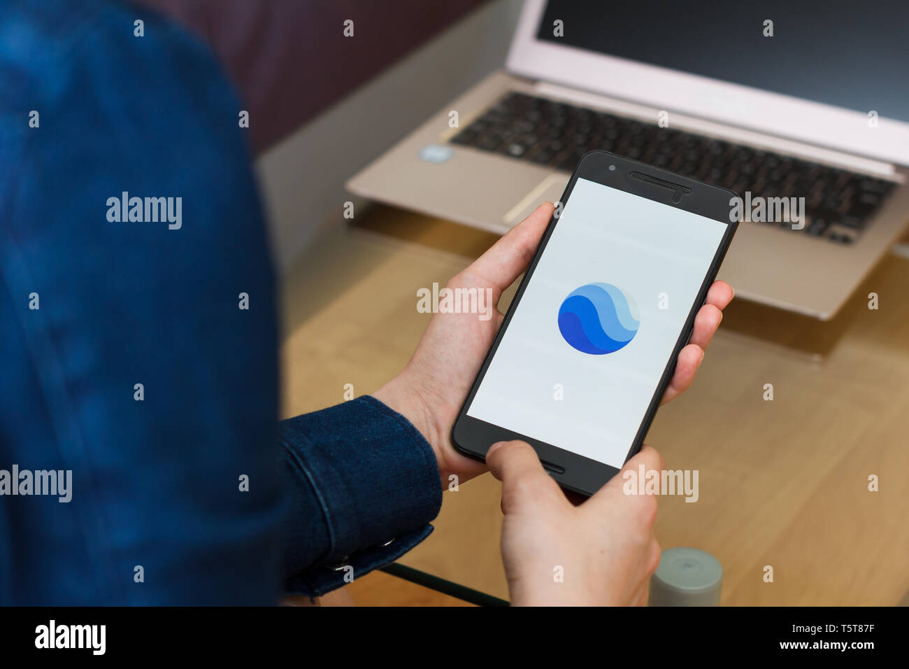 SAN FRANCISCO, US - 22 April 2019: Close up to female hands holding ...