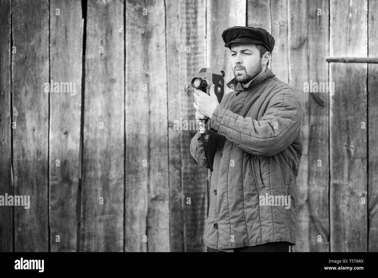 Cameraman with retro camera in his hands, monochrome effect. Concept ...