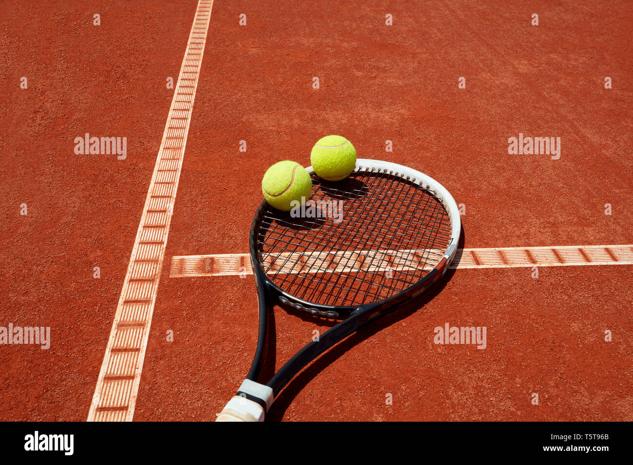 Yellow tennis racket hi-res stock photography and images - Alamy