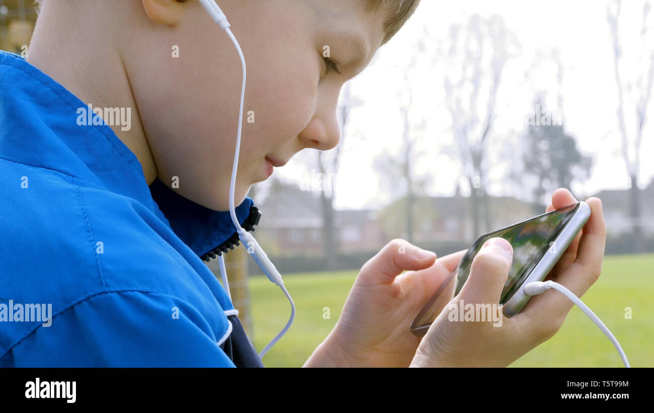 Sad teenager social media hi-res stock photography and images - Alamy