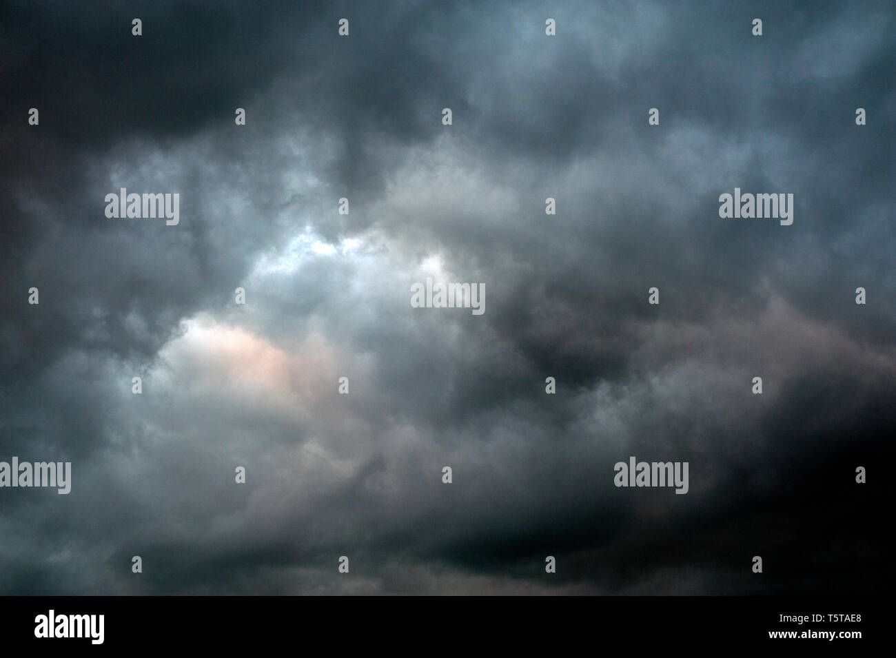 Stromy sky hi-res stock photography and images - Alamy