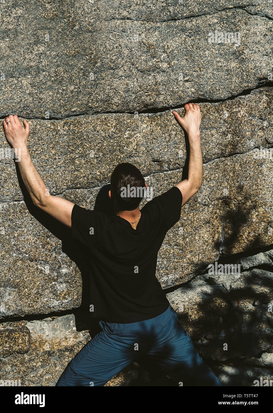 Small vertical crack hi-res stock photography and images - Alamy
