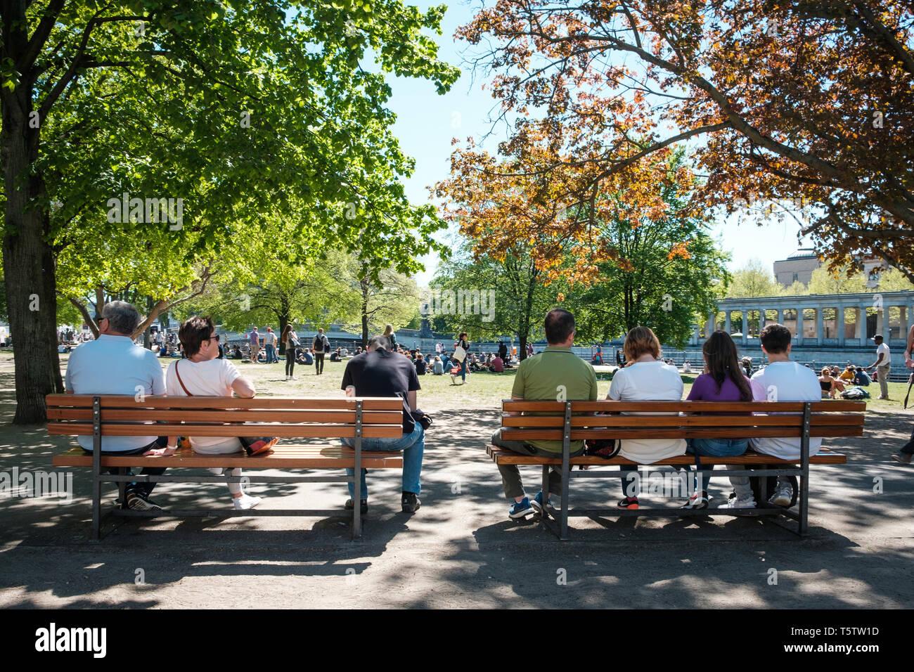 People sitting on park bench hi-res stock photography and images - Alamy