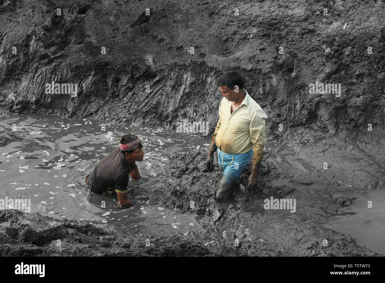 Bangladeshi fishermen fishing hi-res stock photography and images - Alamy
