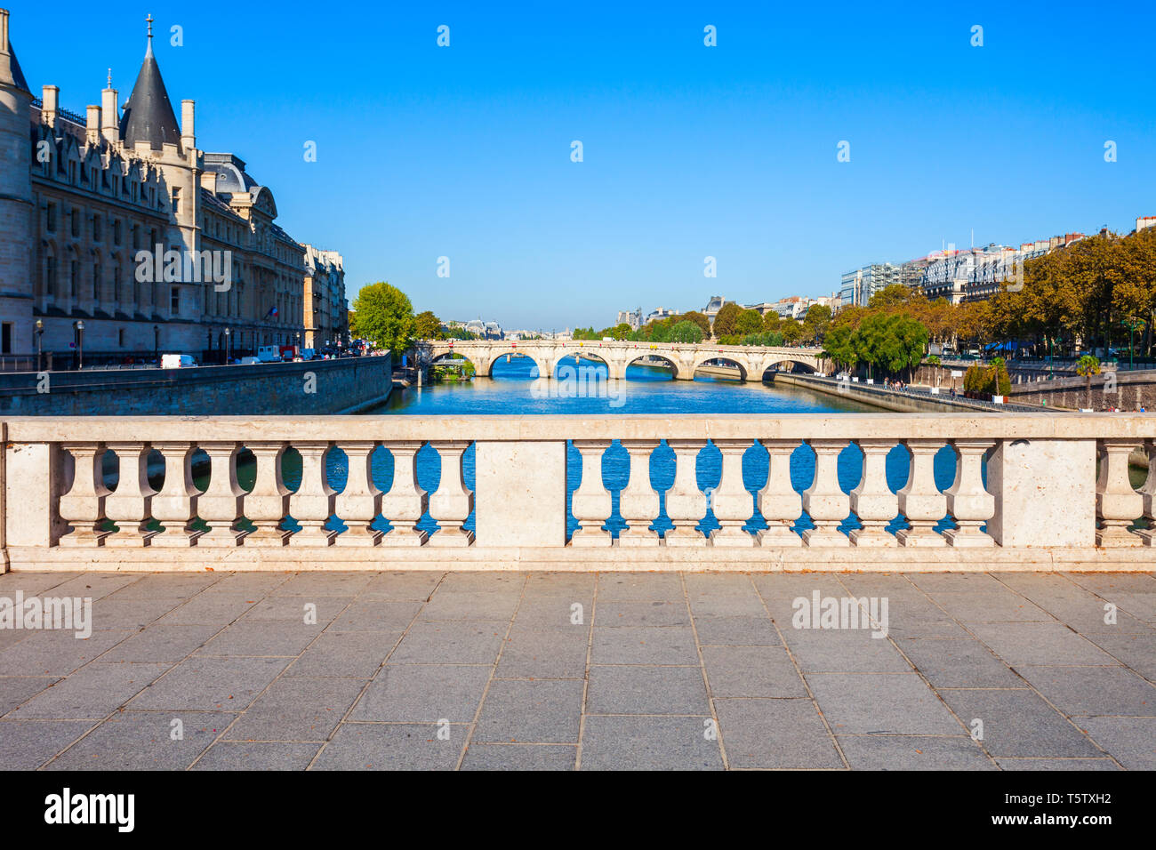 Historic parisian bridge hi-res stock photography and images - Alamy