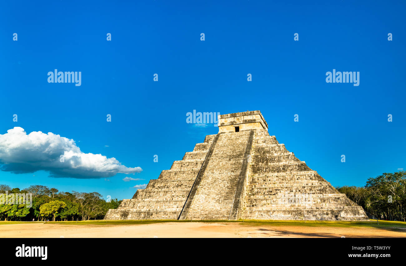 Mesoamerican step pyramid hi-res stock photography and images - Alamy