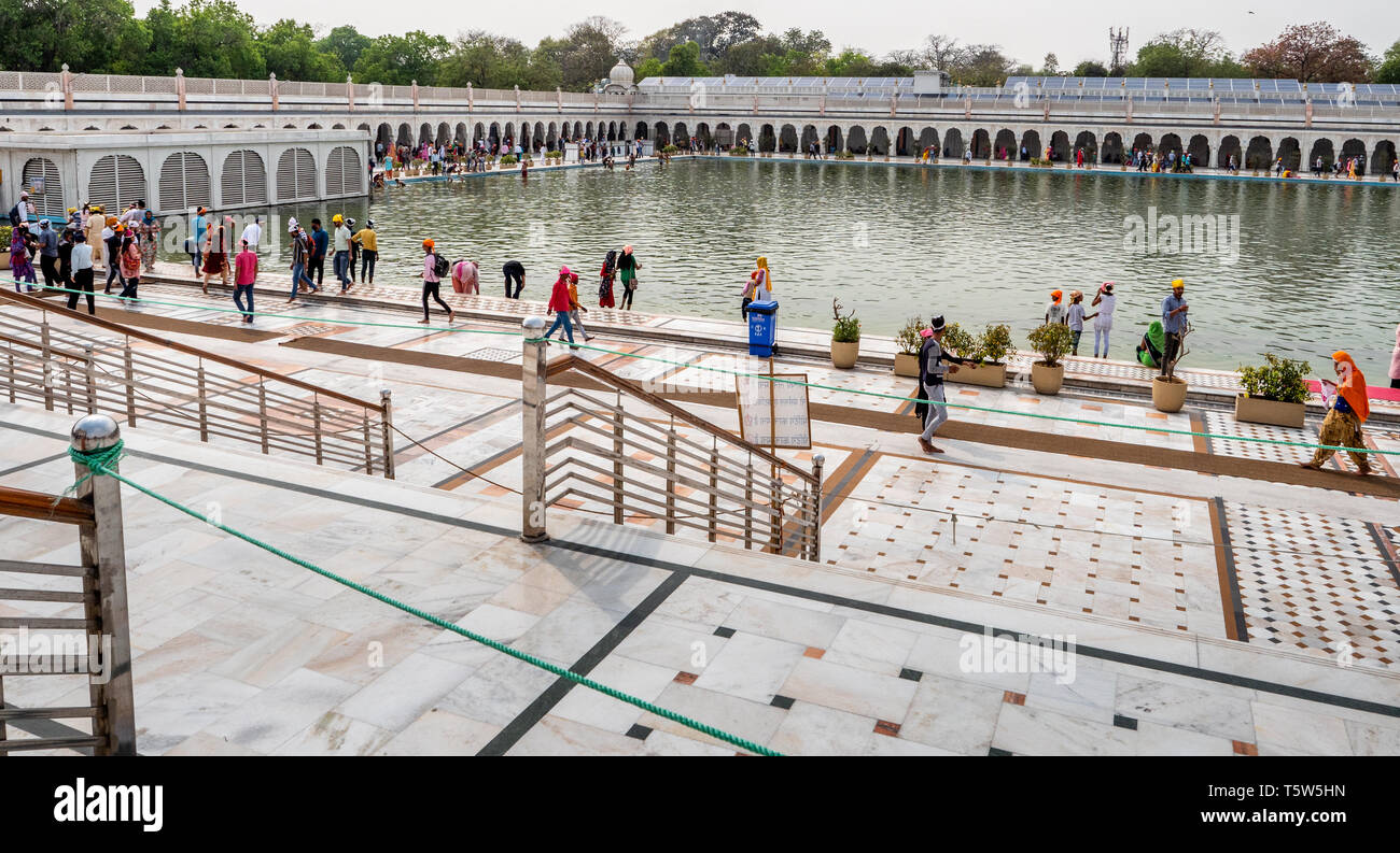 Sacred pool at the Gurudwara Bangla Sahib Sikh temple in New Delhi ...