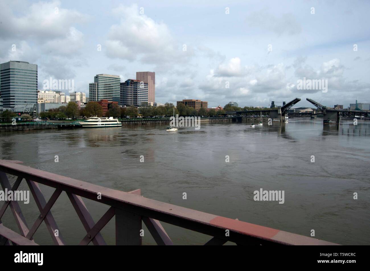 Downtown from morrison bridge hi-res stock photography and images - Alamy