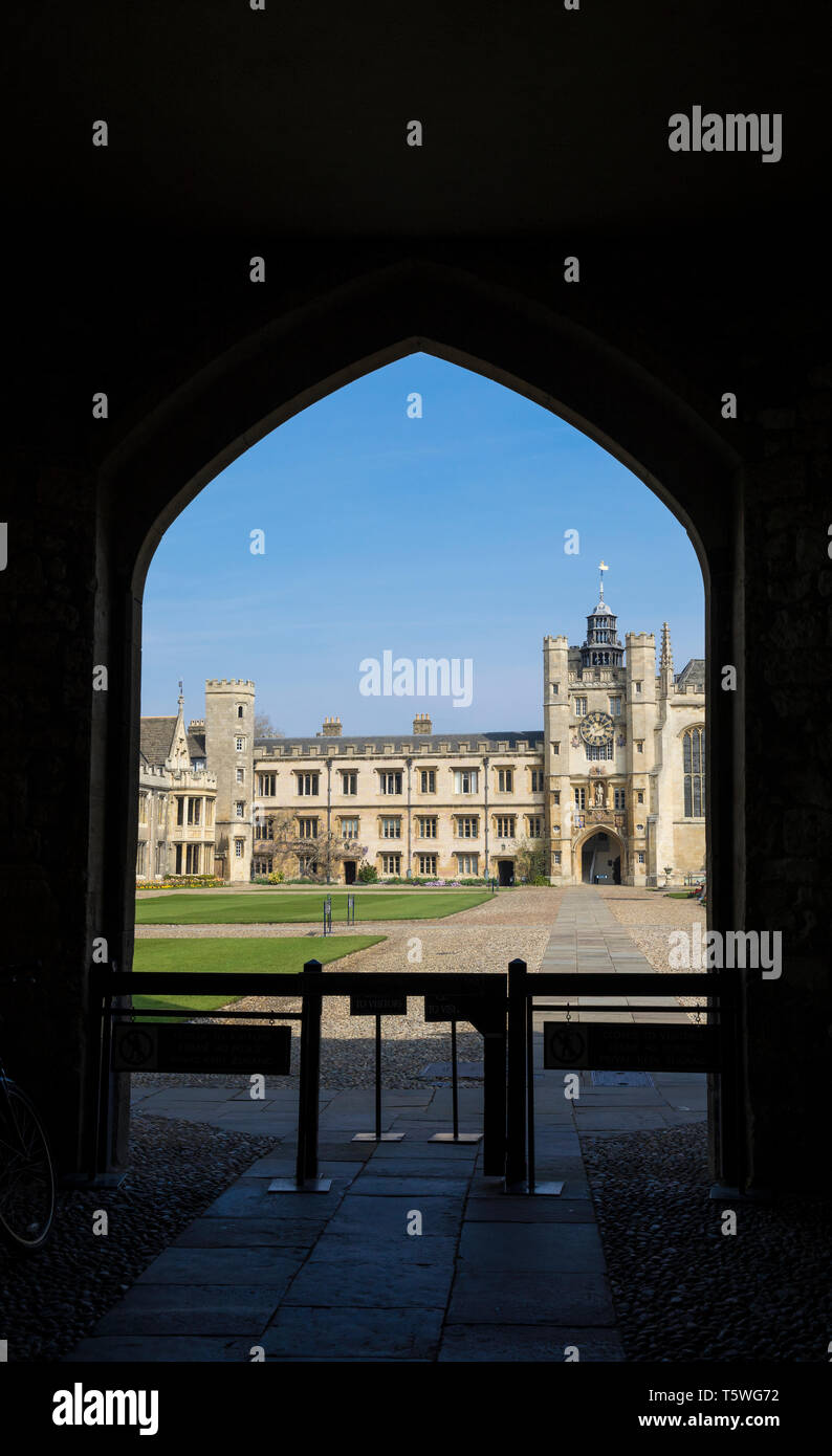 Veiw of trinity college great court hi-res stock photography and images ...