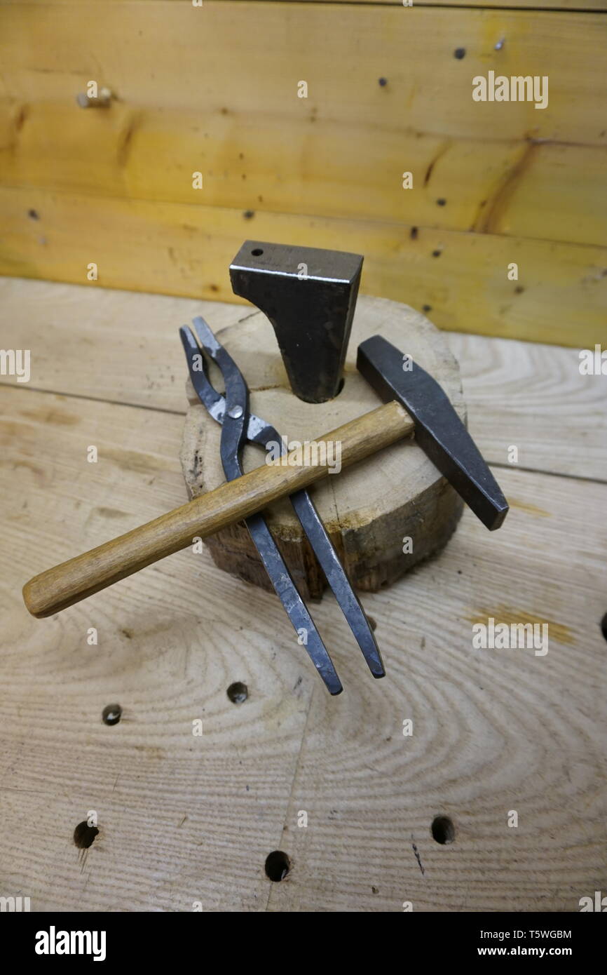 Smiths tongs hi-res stock photography and images - Alamy
