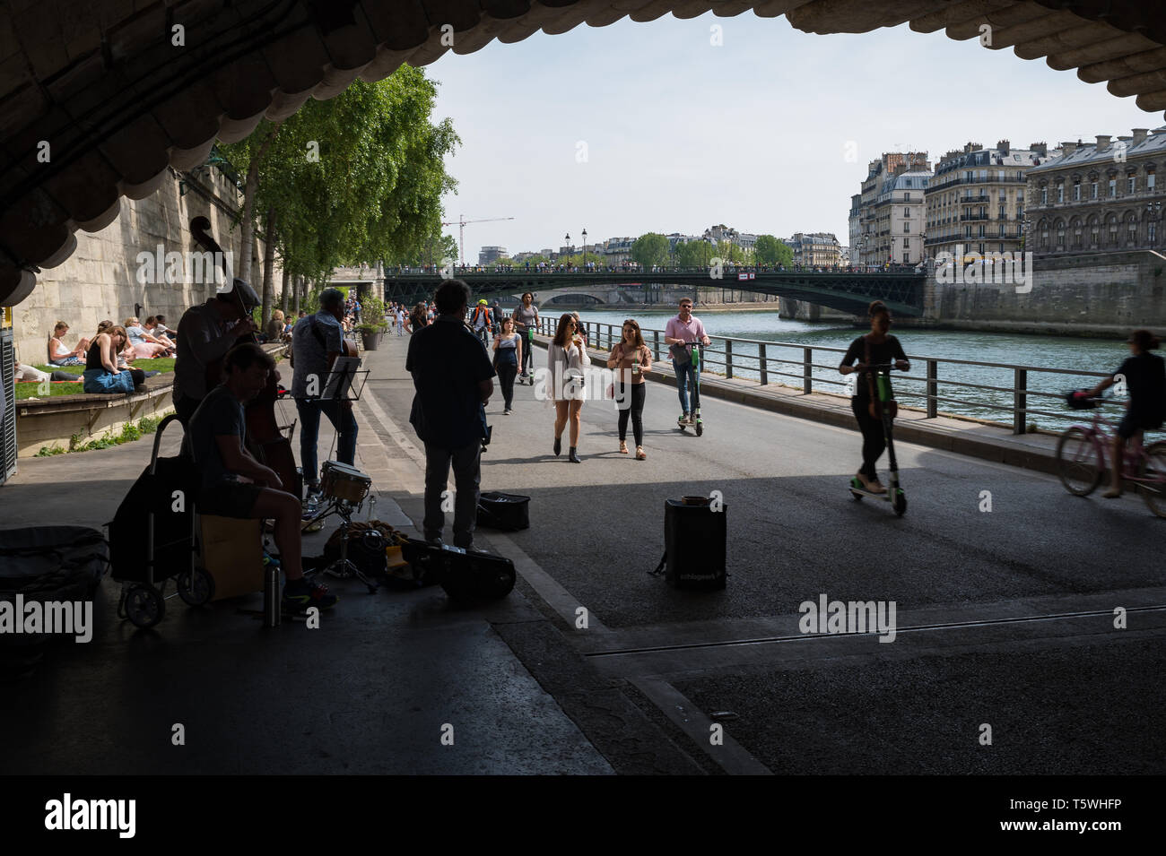 Paris activities hi-res stock photography and images - Alamy