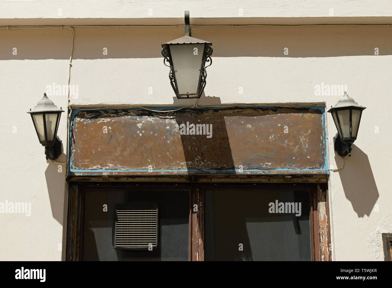 Old abandoned storefront hi-res stock photography and images - Alamy