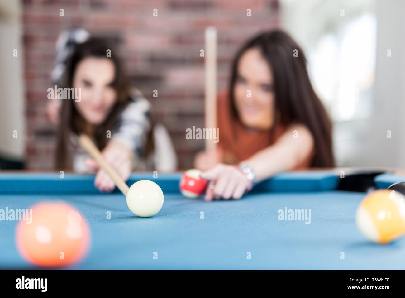 Female pool player hi-res stock photography and images - Alamy