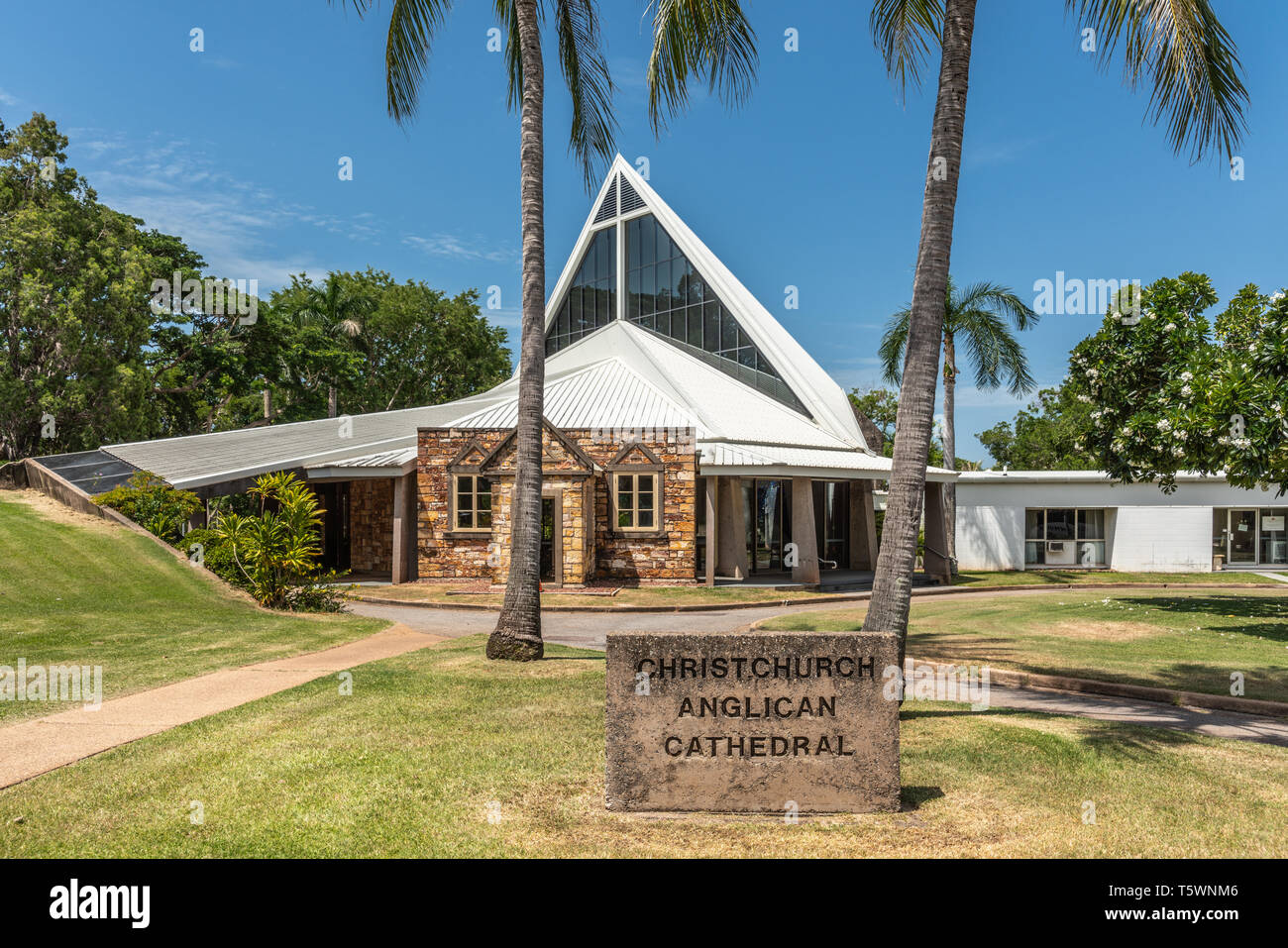 Modern pyramid hi-res stock photography and images - Alamy