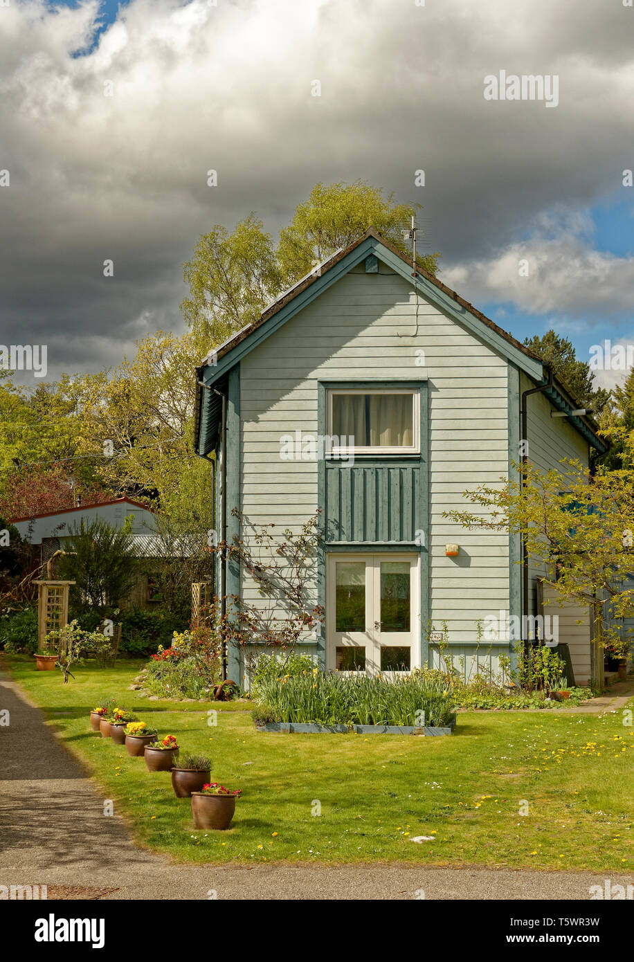 FINDHORN FOUNDATION ECO COMMUNITY COLOURFUL ECO HOUSE AND THE GARDEN IN ...