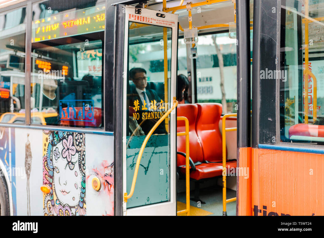 Open car door busy road hi-res stock photography and images - Alamy