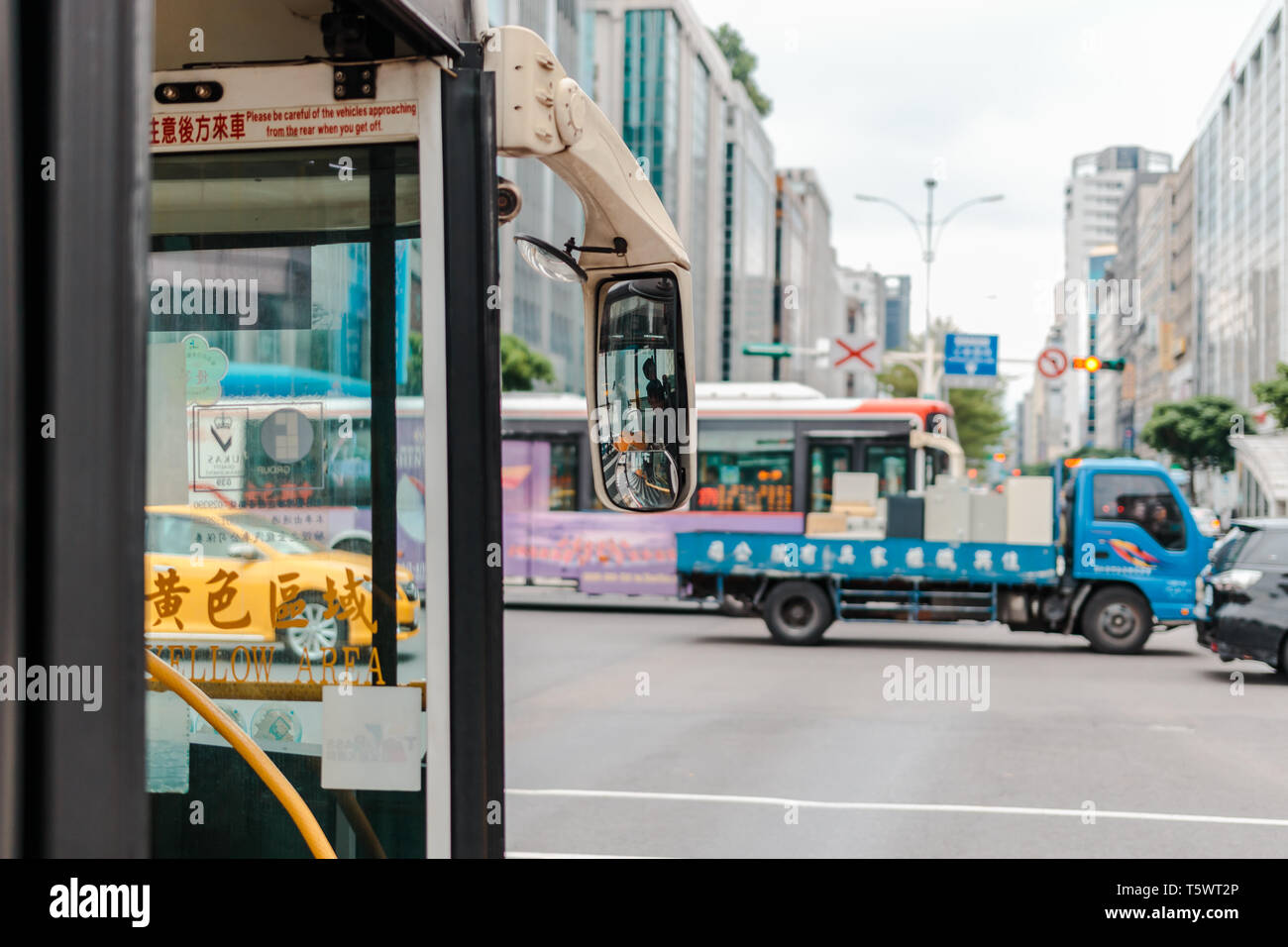 Open car door busy road hi-res stock photography and images - Alamy