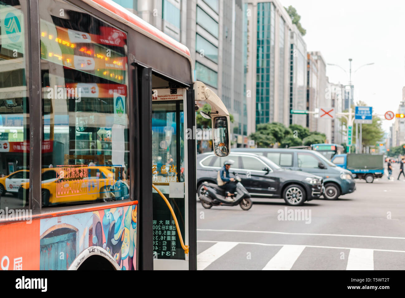 Taiwan Bus stopping and open the door to pick up passenger at a bus ...