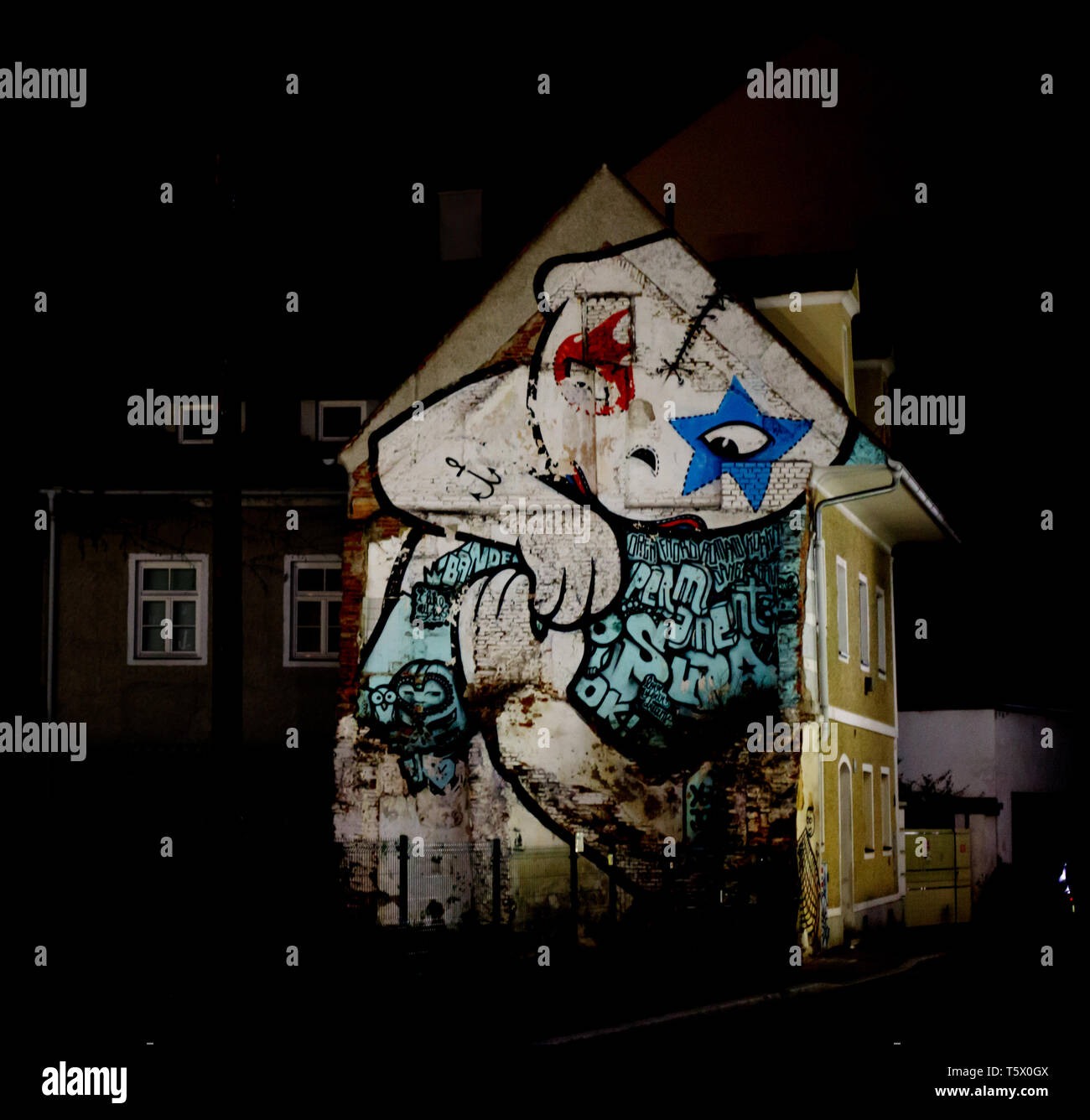 Urban outdoor artwork hi-res stock photography and images - Alamy