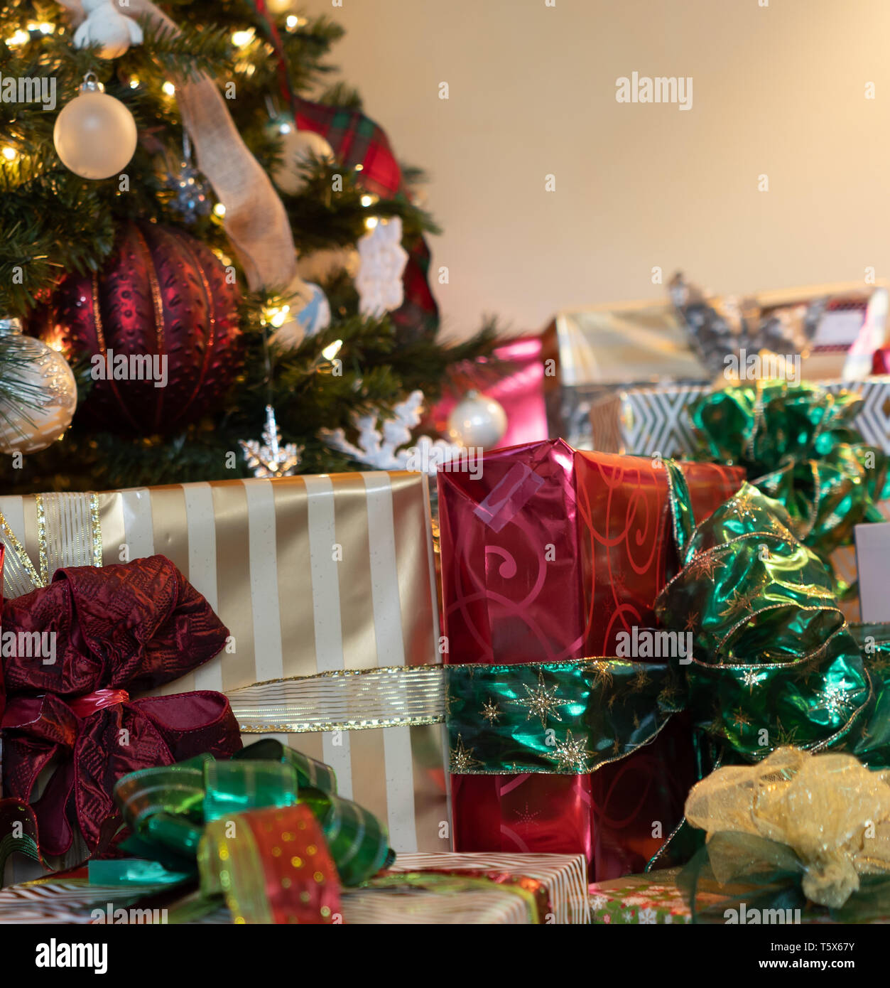 Christmas present themed background Stock Photo - Alamy