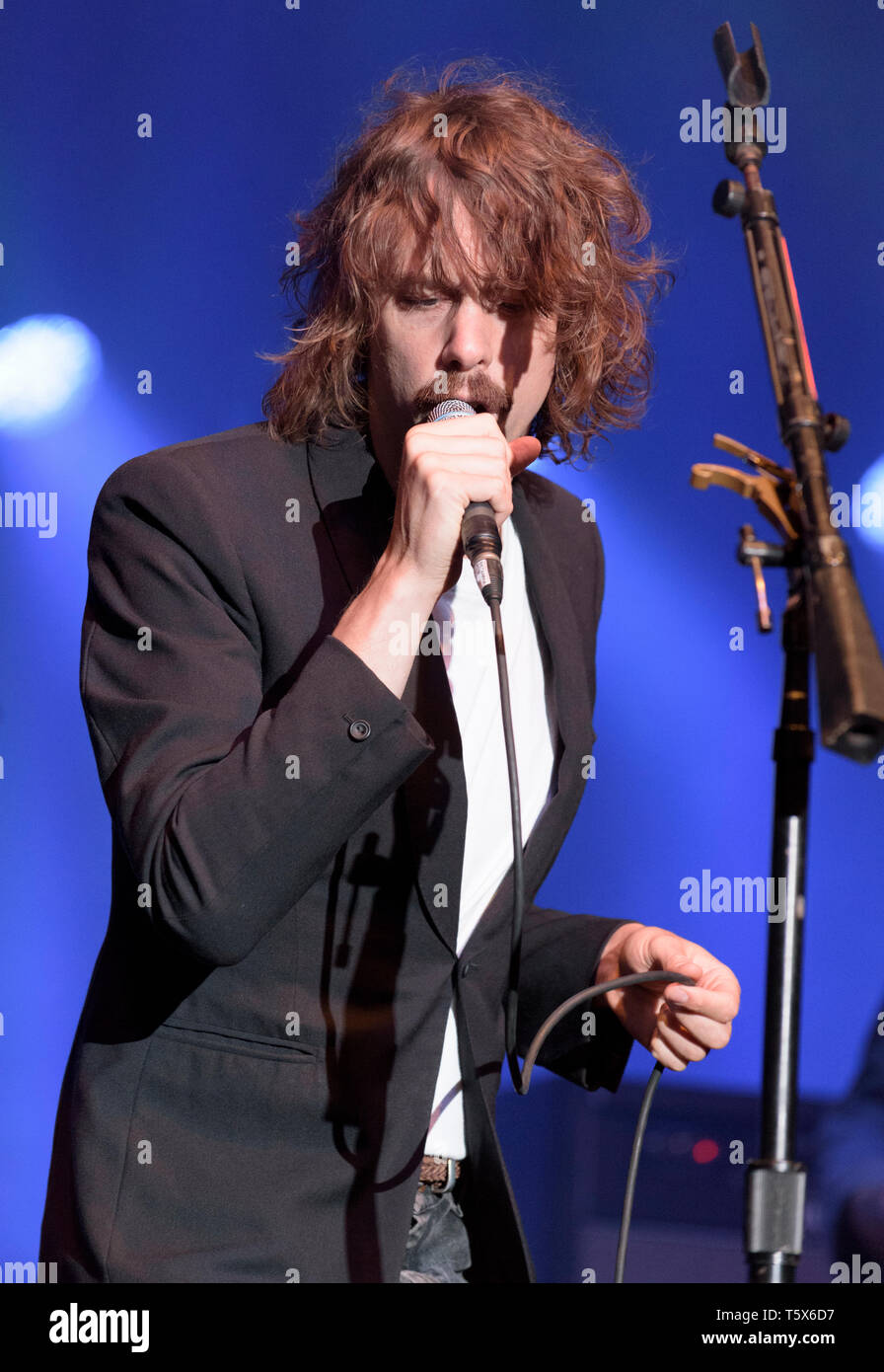 Singing johnny borrell of razorlight hi-res stock photography and ...