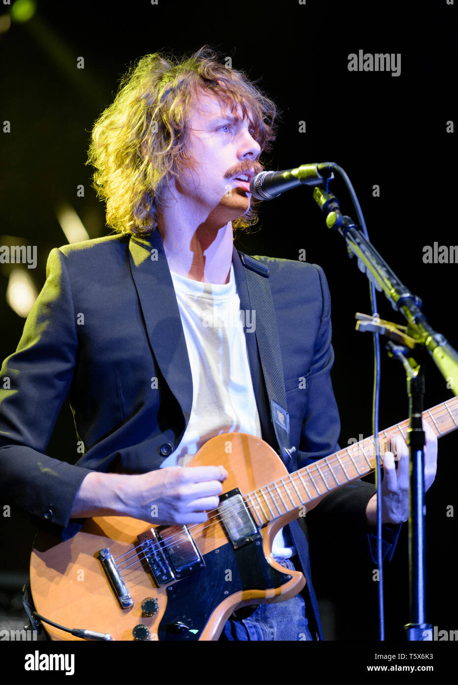 Singing johnny borrell of razorlight hi-res stock photography and ...