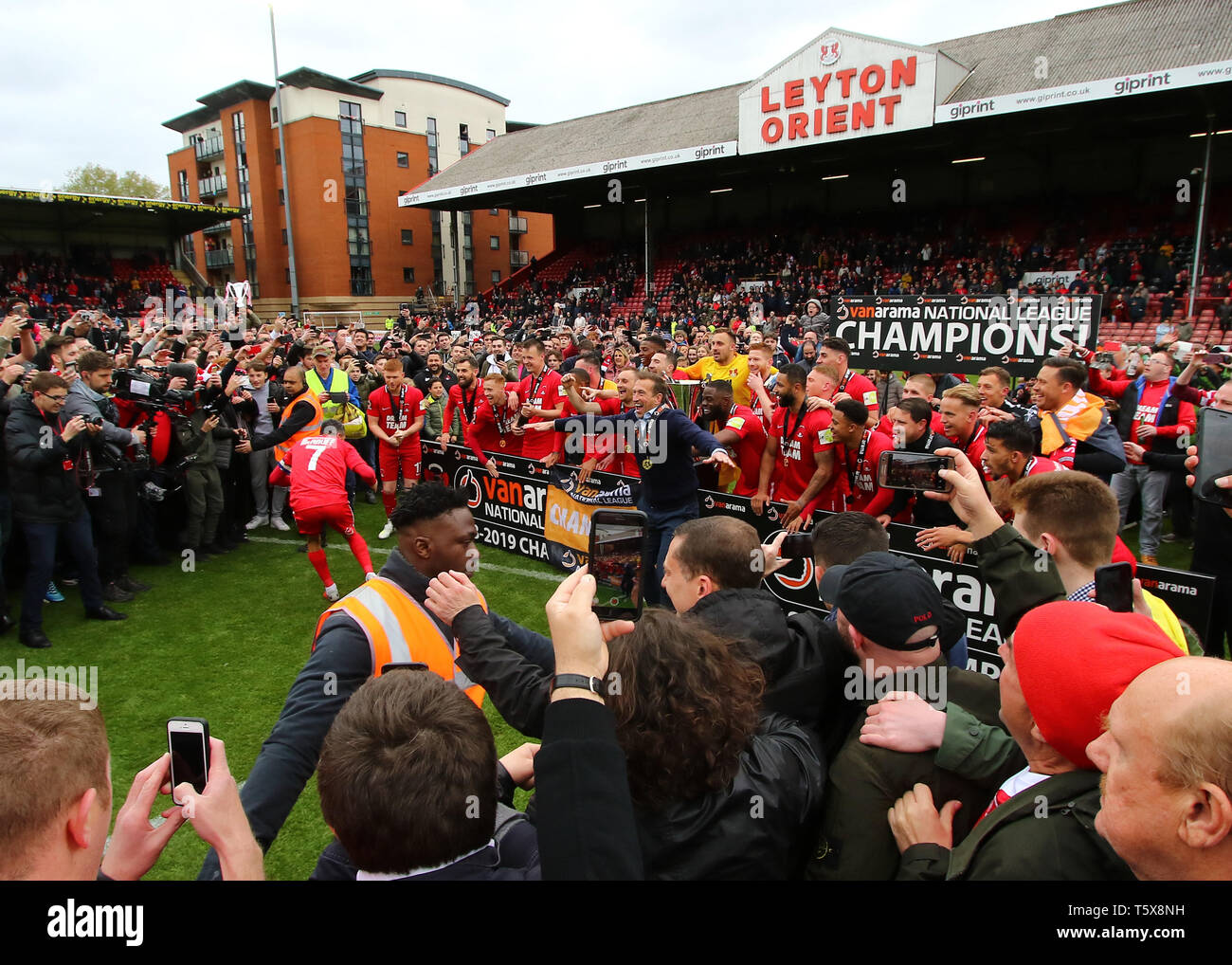 Leyton orient team group hi-res stock photography and images - Alamy