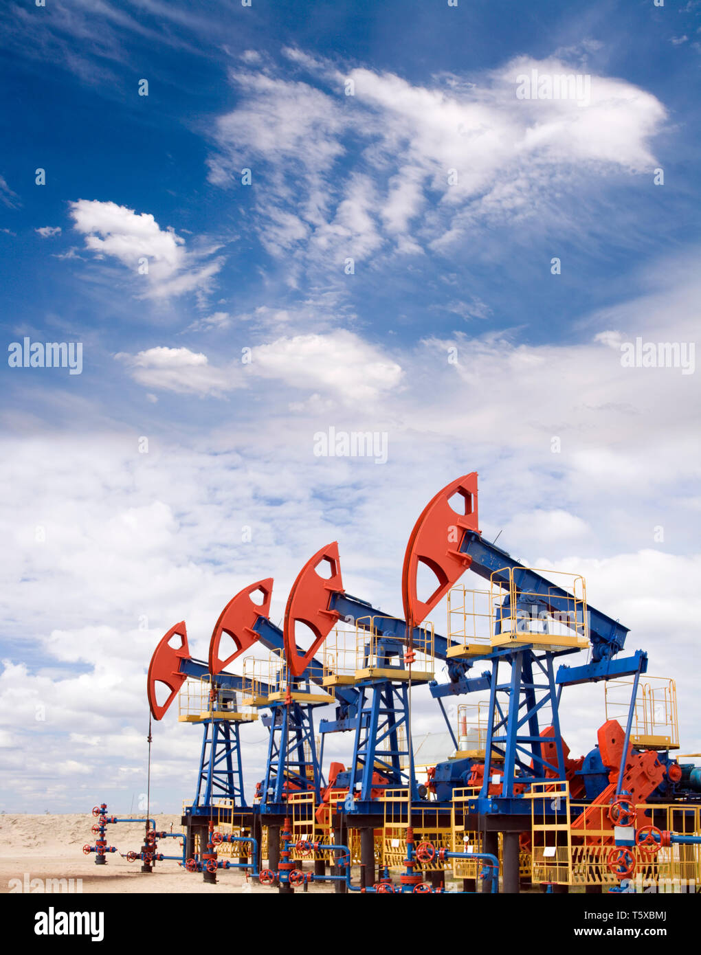 Pump jacks hi-res stock photography and images - Alamy