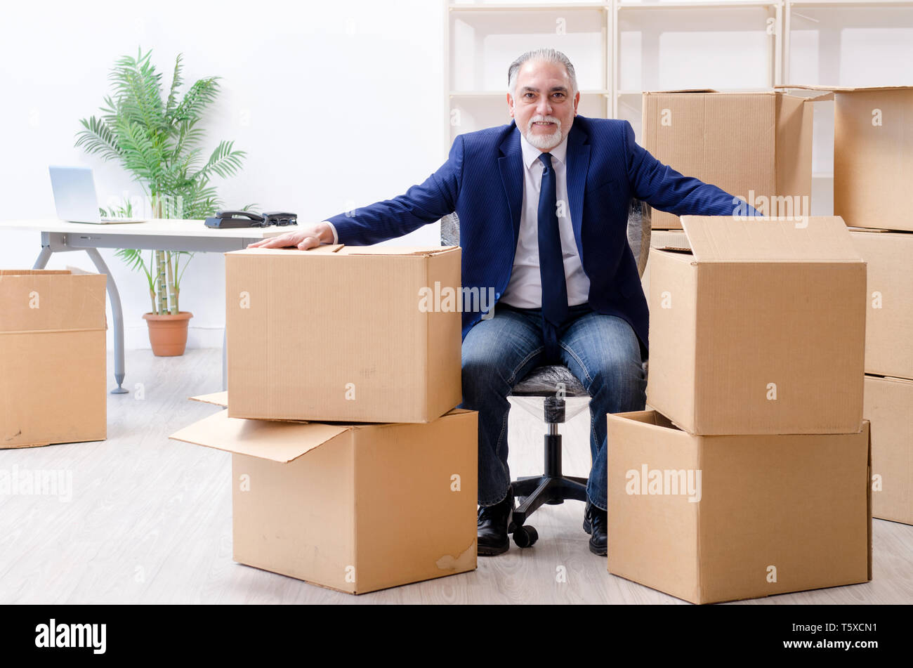 Aged businessman moving to new workplace Stock Photo - Alamy
