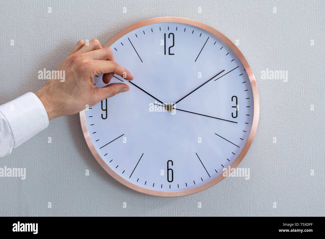 One hand clock hi-res stock photography and images - Alamy